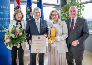 „Silbernes Komturkreuz“ des Landes Niederösterreich für Johannes Hahn ...